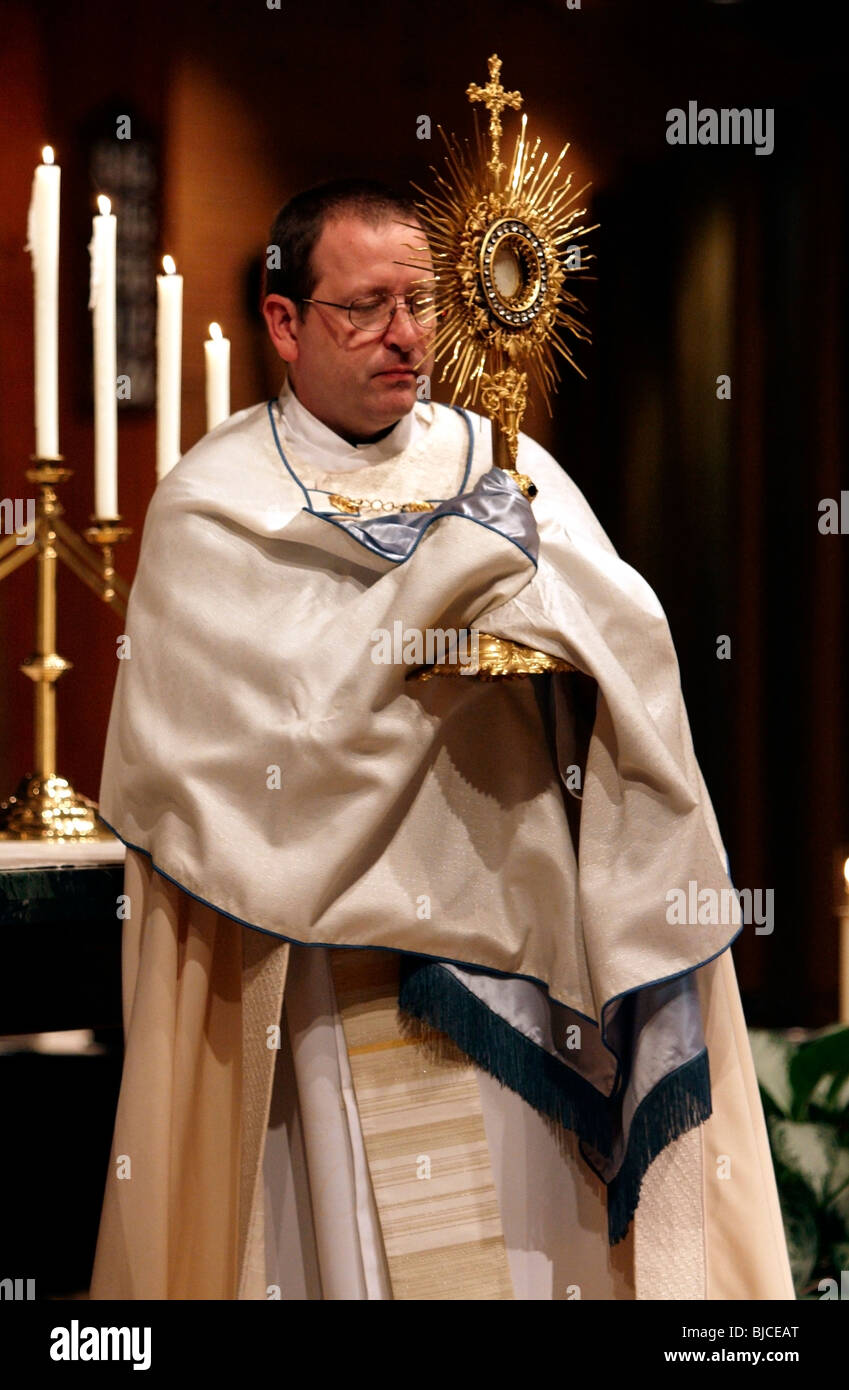 Priest eucharist hi-res stock photography and images - Alamy