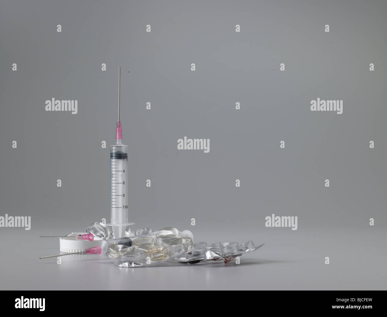 Waste packaging and syringe Stock Photo - Alamy