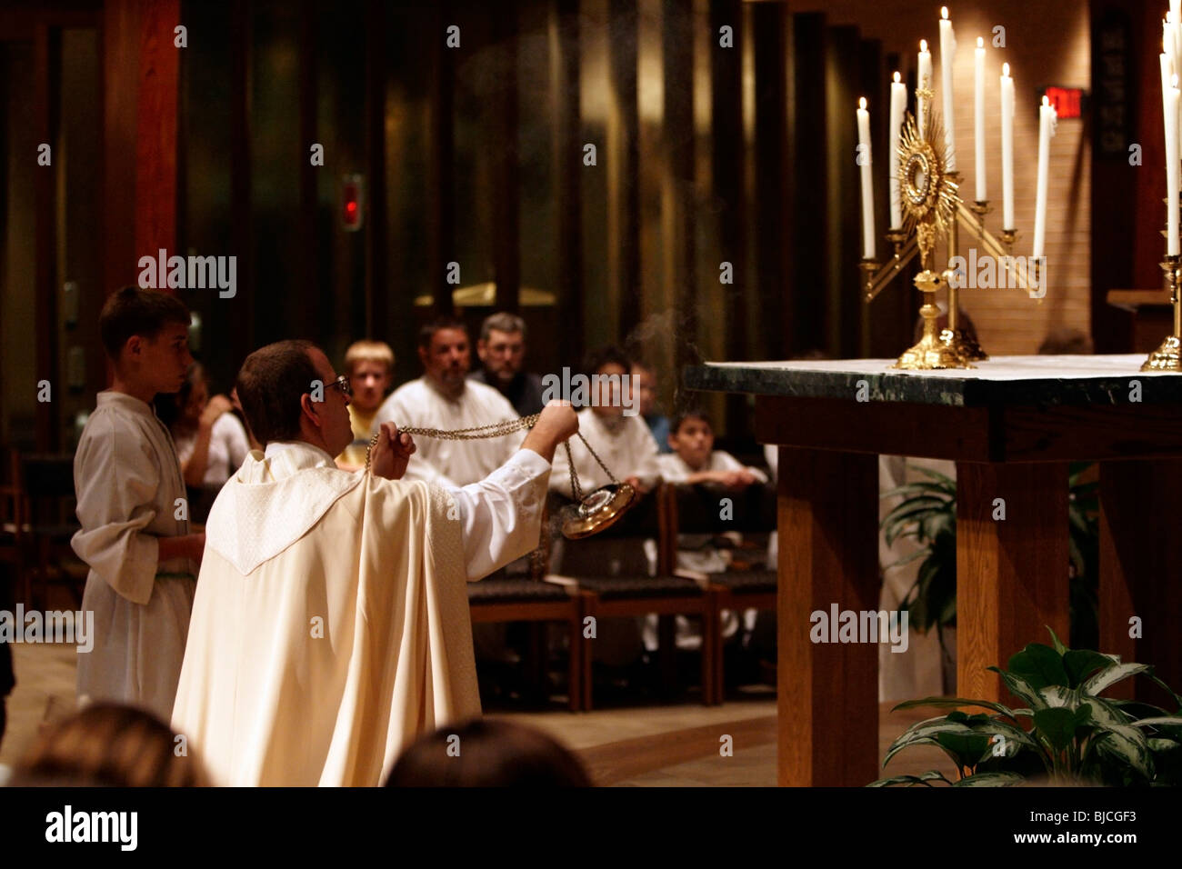 Priest celebrating catholic mass hi-res stock photography and images ...