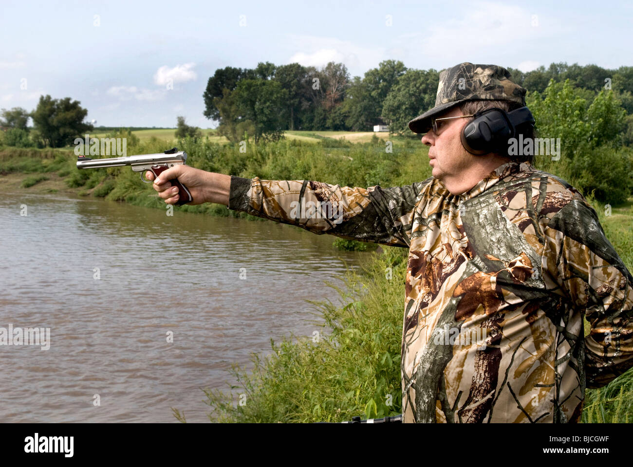 Man shooting hand gun Stock Photo - Alamy