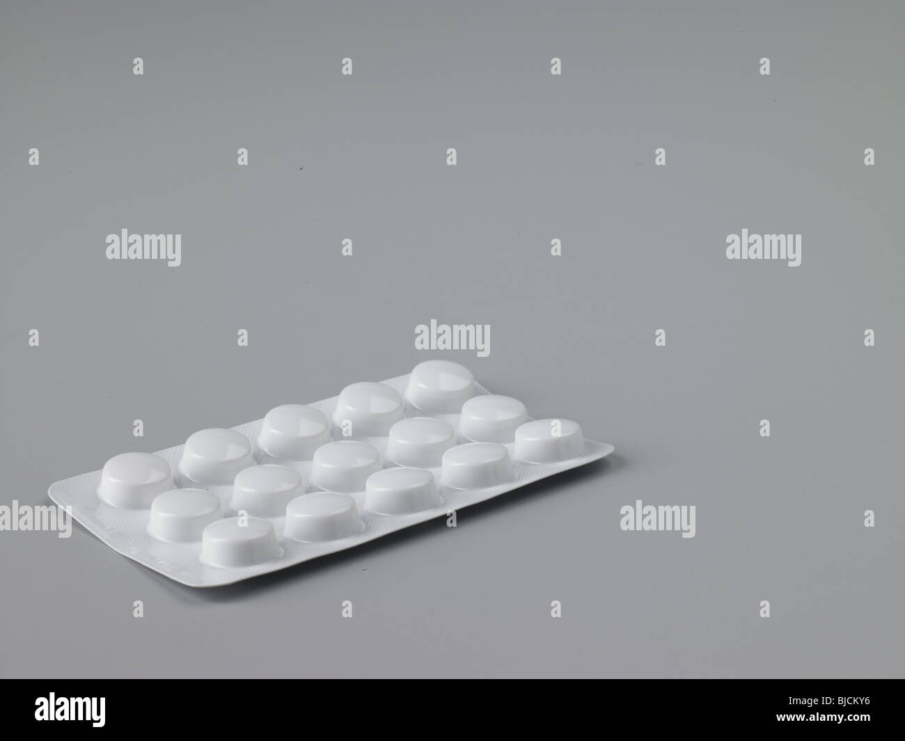 White packs hi-res stock photography and images - Alamy