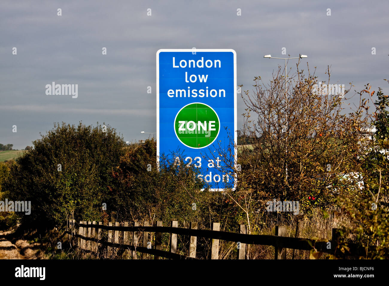 London low emission zone sign hi-res stock photography and images - Alamy