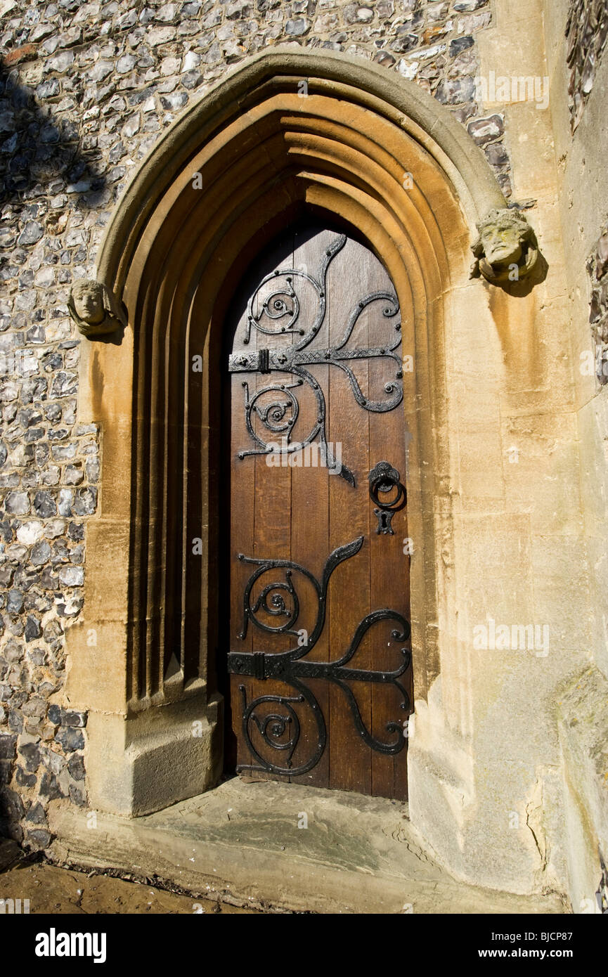 Church door gothic arch hi-res stock photography and images - Alamy