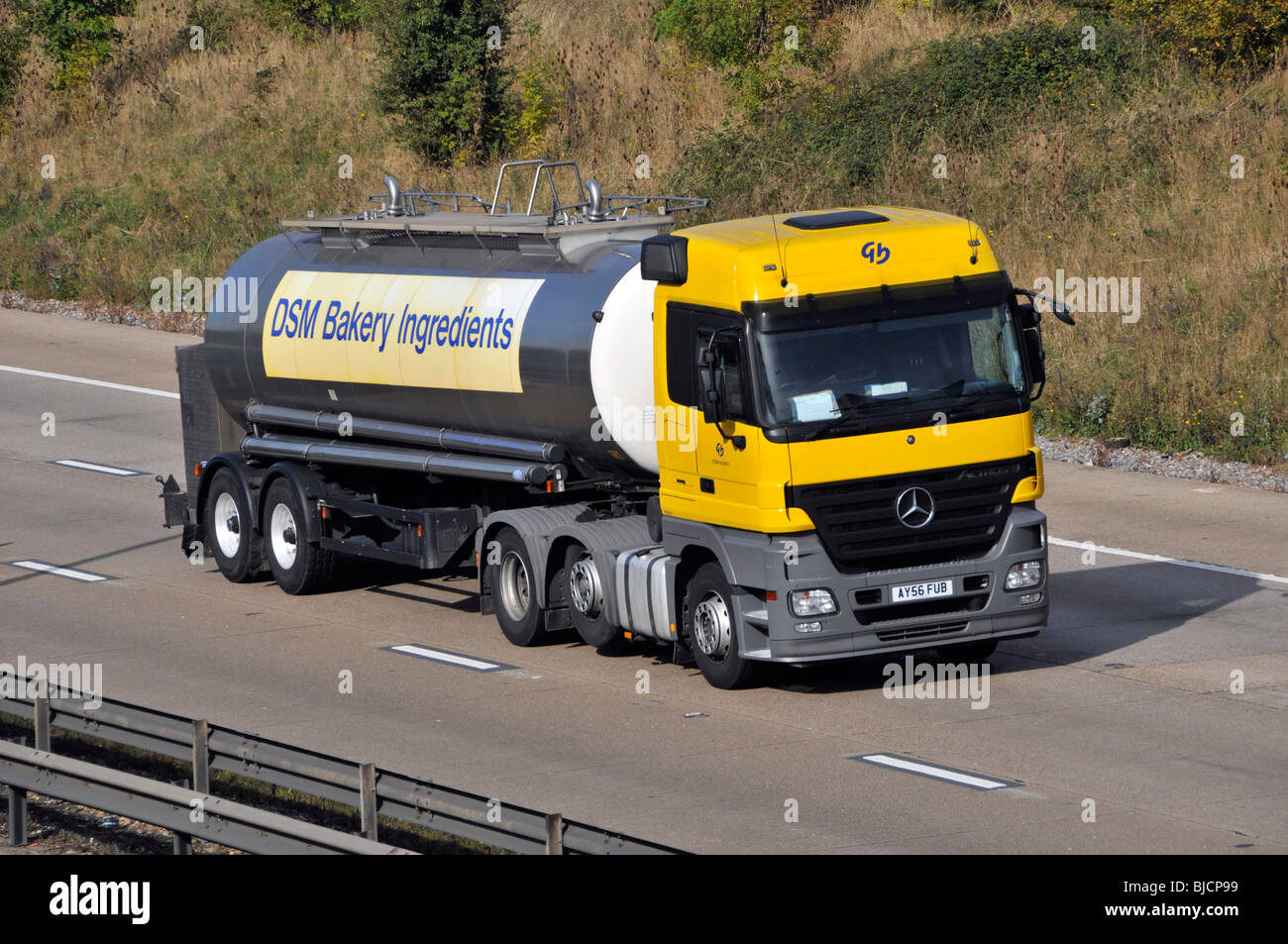 M25 motorway tanker trailer & lorry Stock Photo - Alamy