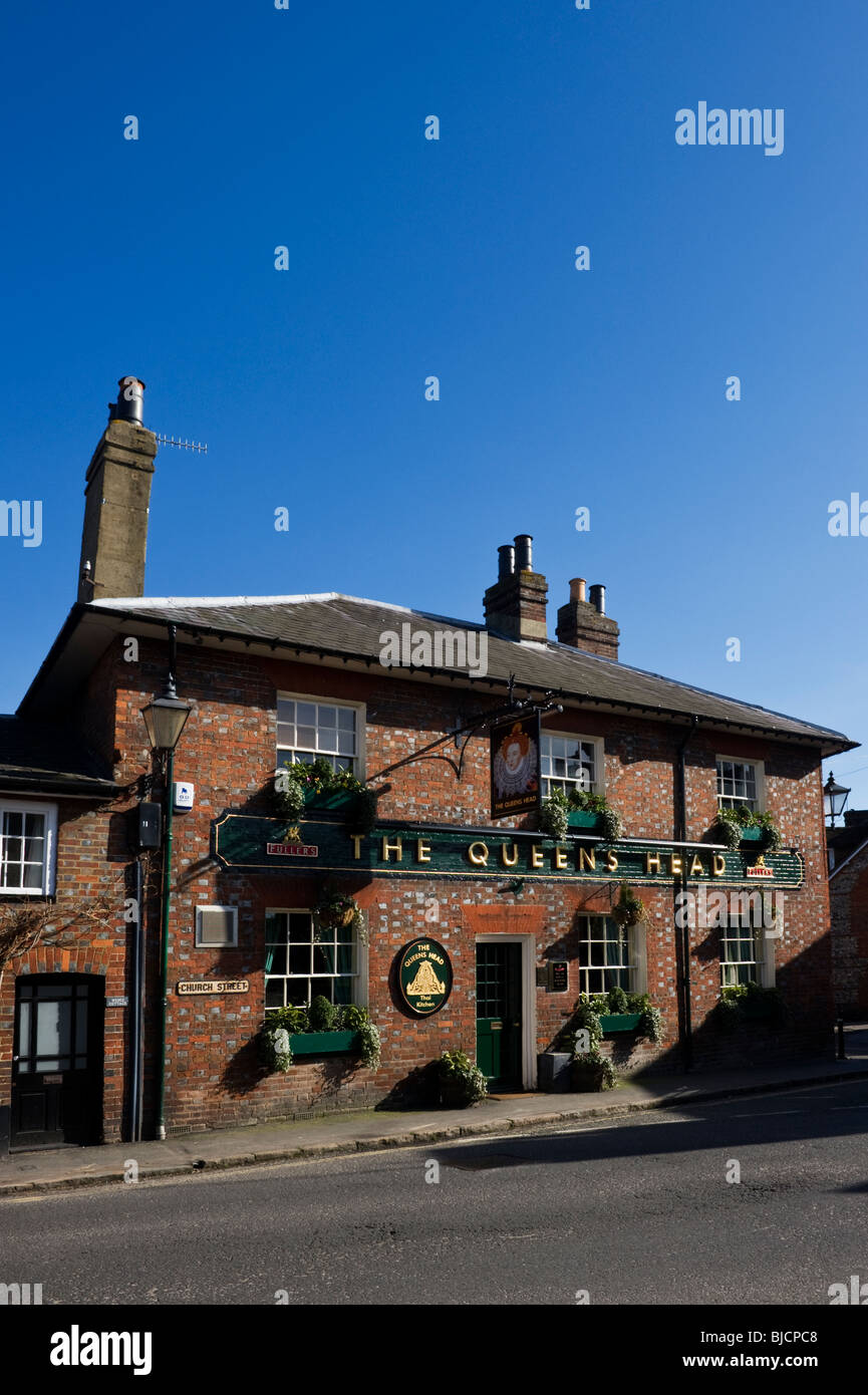The Queens Head pub in the old part of Chesham town Buckinghamshire UK ...