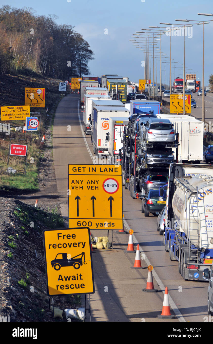 M25 Motorway signs and traffice jam Stock Photo - Alamy