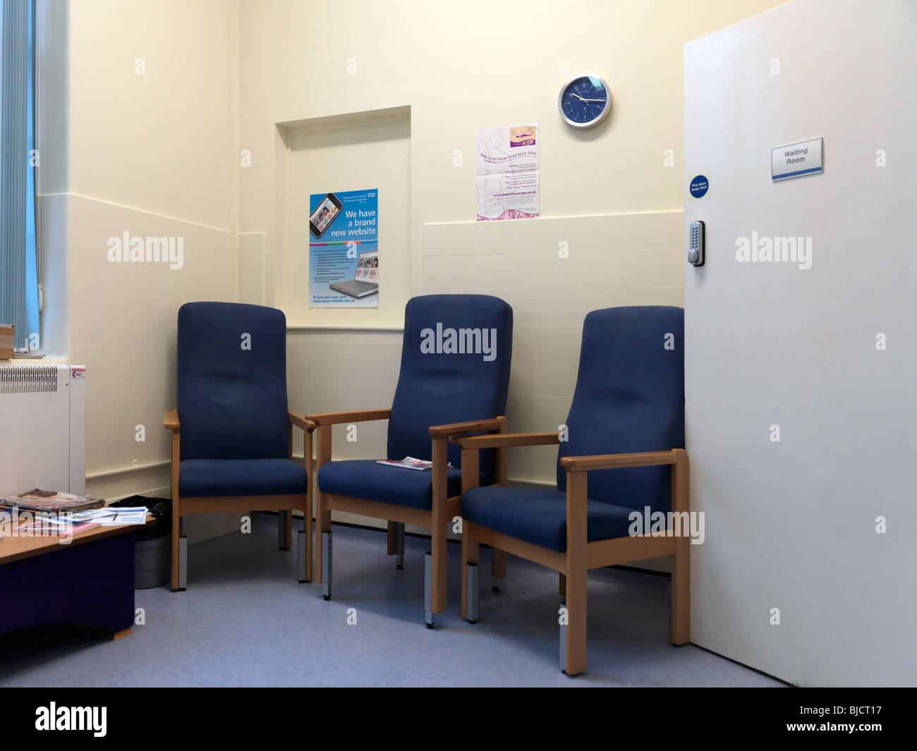 Hospital waiting room hi-res stock photography and images - Alamy