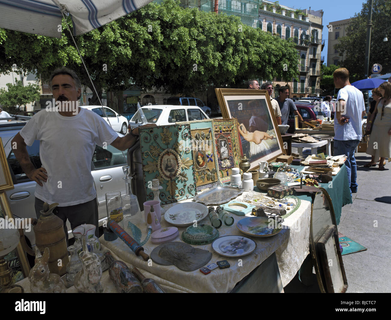 Italy italian flea market hi-res stock photography and images - Alamy