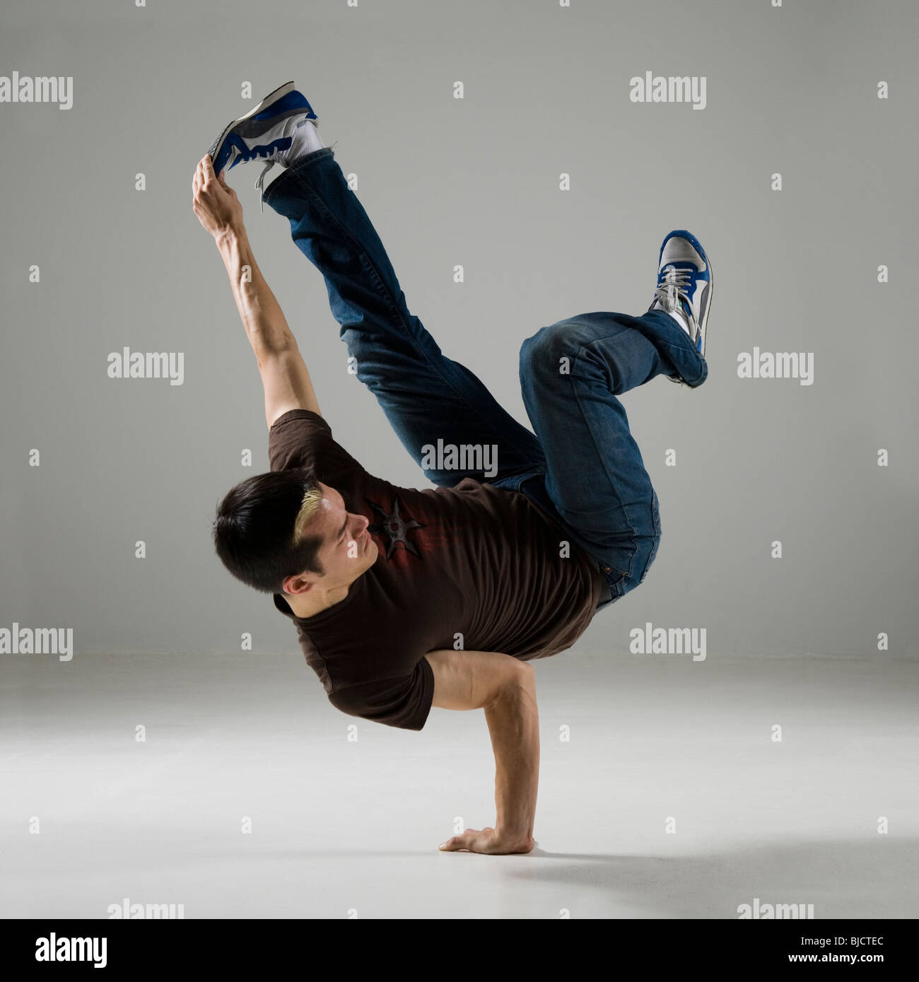 Break dancing hi-res stock photography and images - Alamy