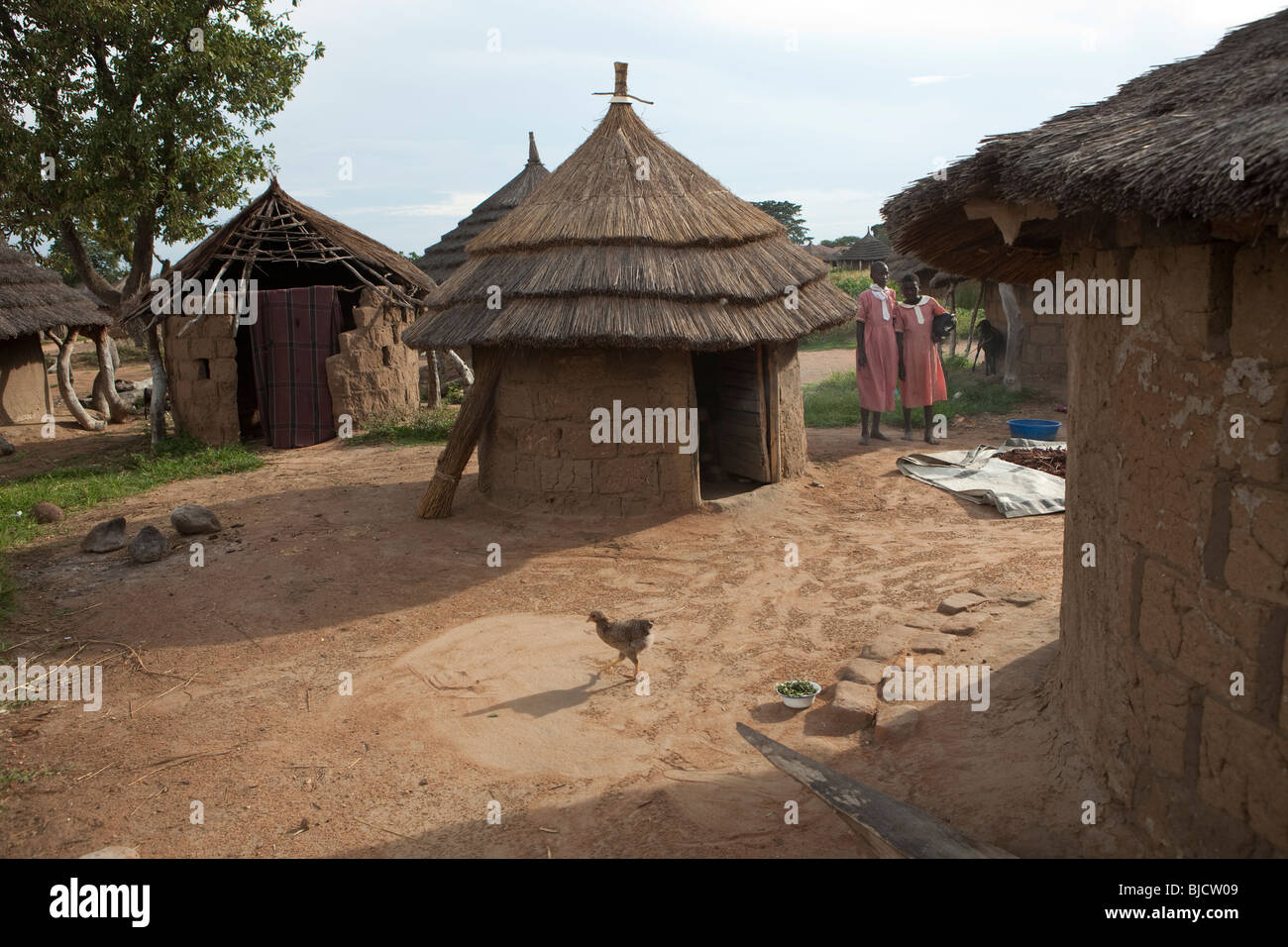 African huts hi-res stock photography and images - Alamy