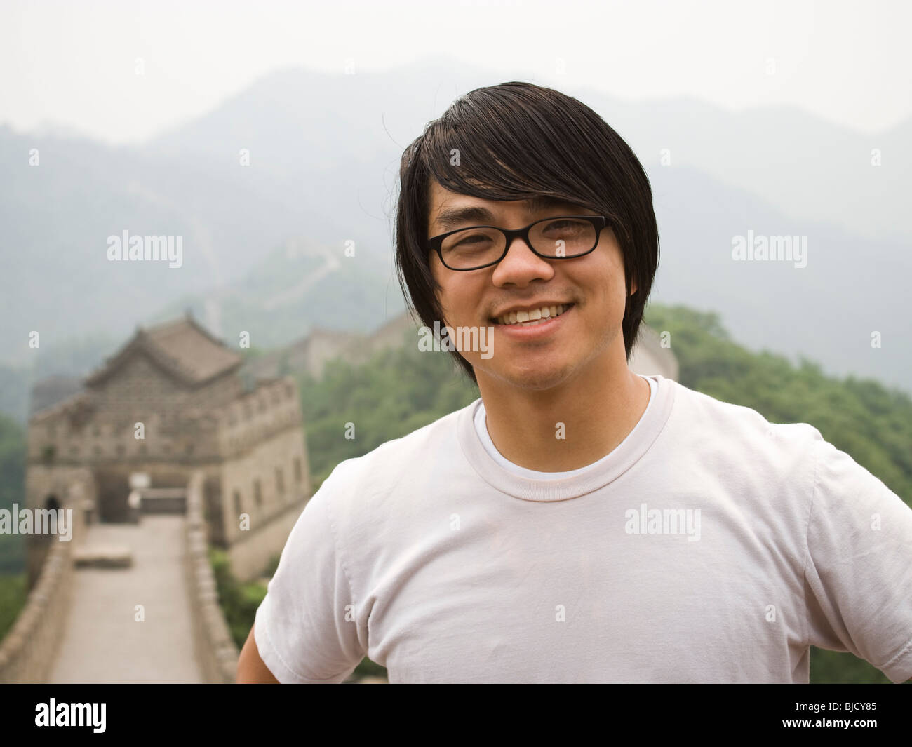 Young man at the Great Wall of China Stock Photo - Alamy