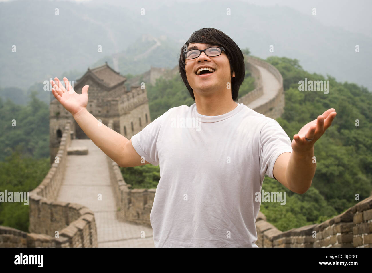 Young man at the Great Wall of China Stock Photo - Alamy