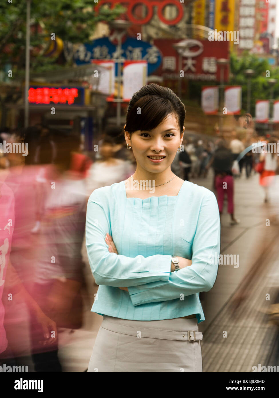 Woman standing on a busy city street Stock Photo - Alamy
