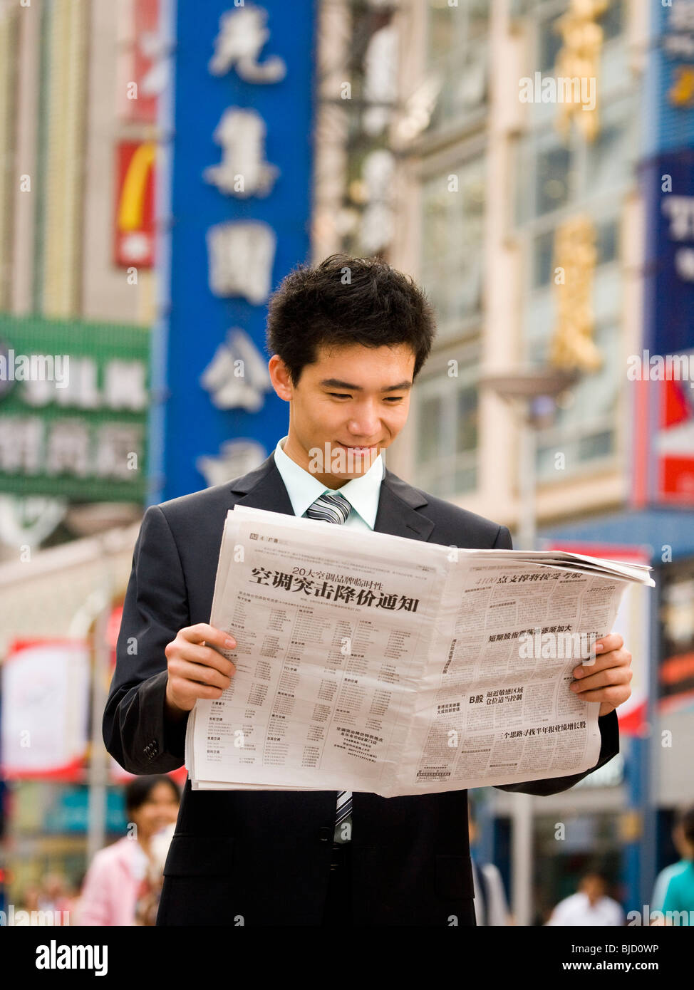 Man reading a newspaper Stock Photo - Alamy