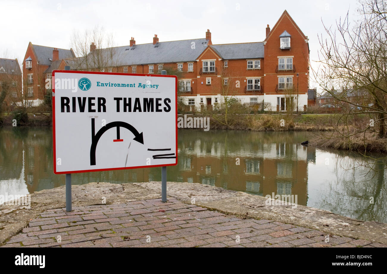 The sign showing the end of the Oxford Canal at Isis lock as it joins ...