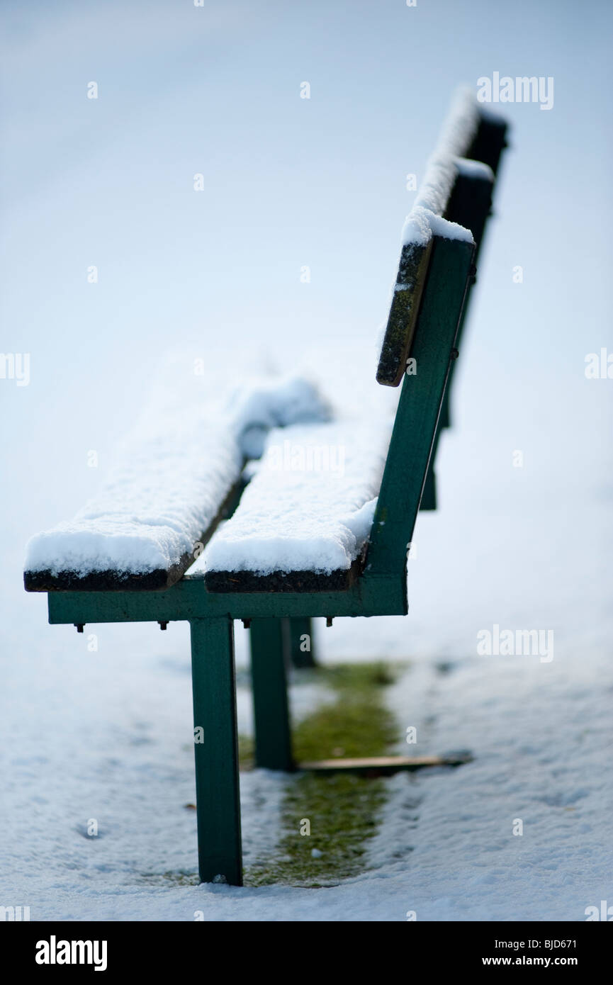 Snow covered garden seat Stock Photo - Alamy