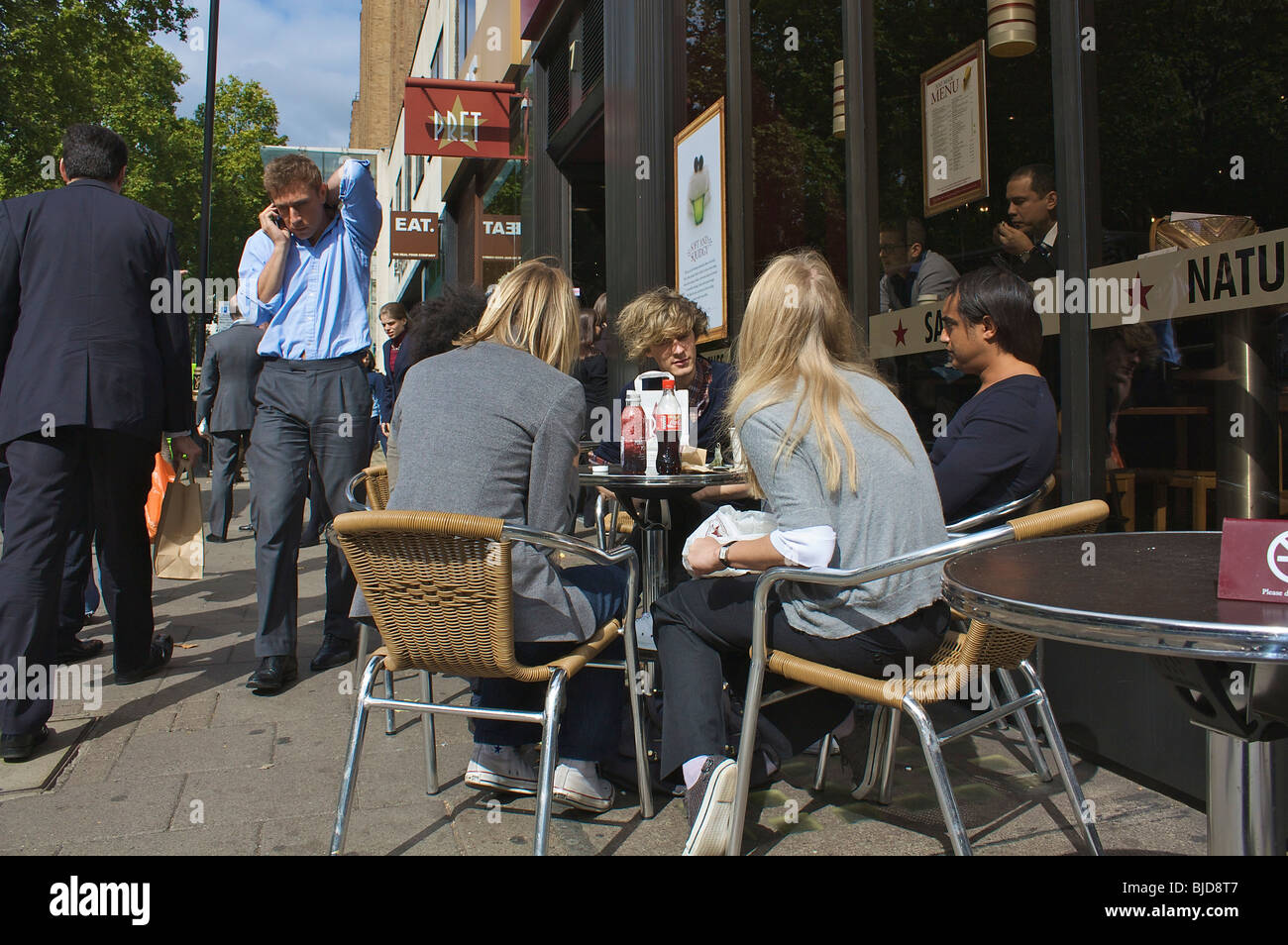People drinking coffee outside london cafe Stock Photo - Alamy