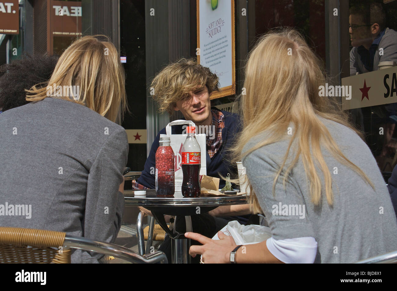 People drinking coffee outside london cafe Stock Photo - Alamy