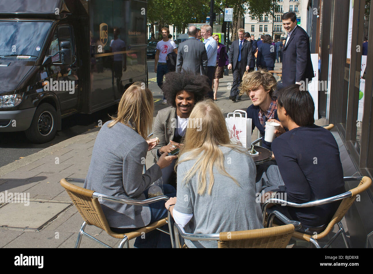People drinking coffee outside london cafe Stock Photo - Alamy