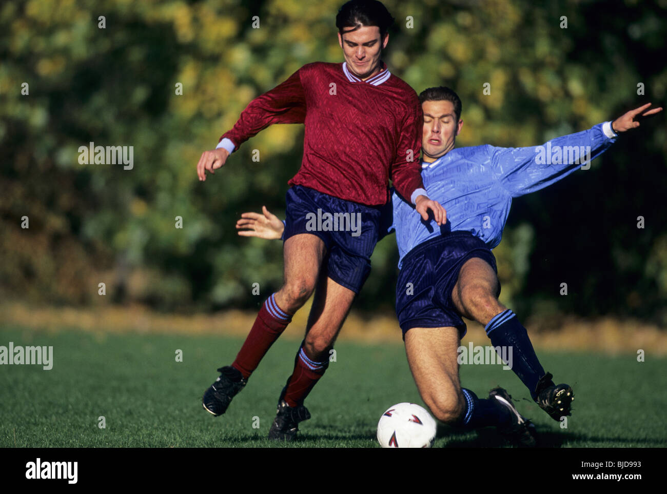 Two players chasing the ball hi-res stock photography and images - Alamy