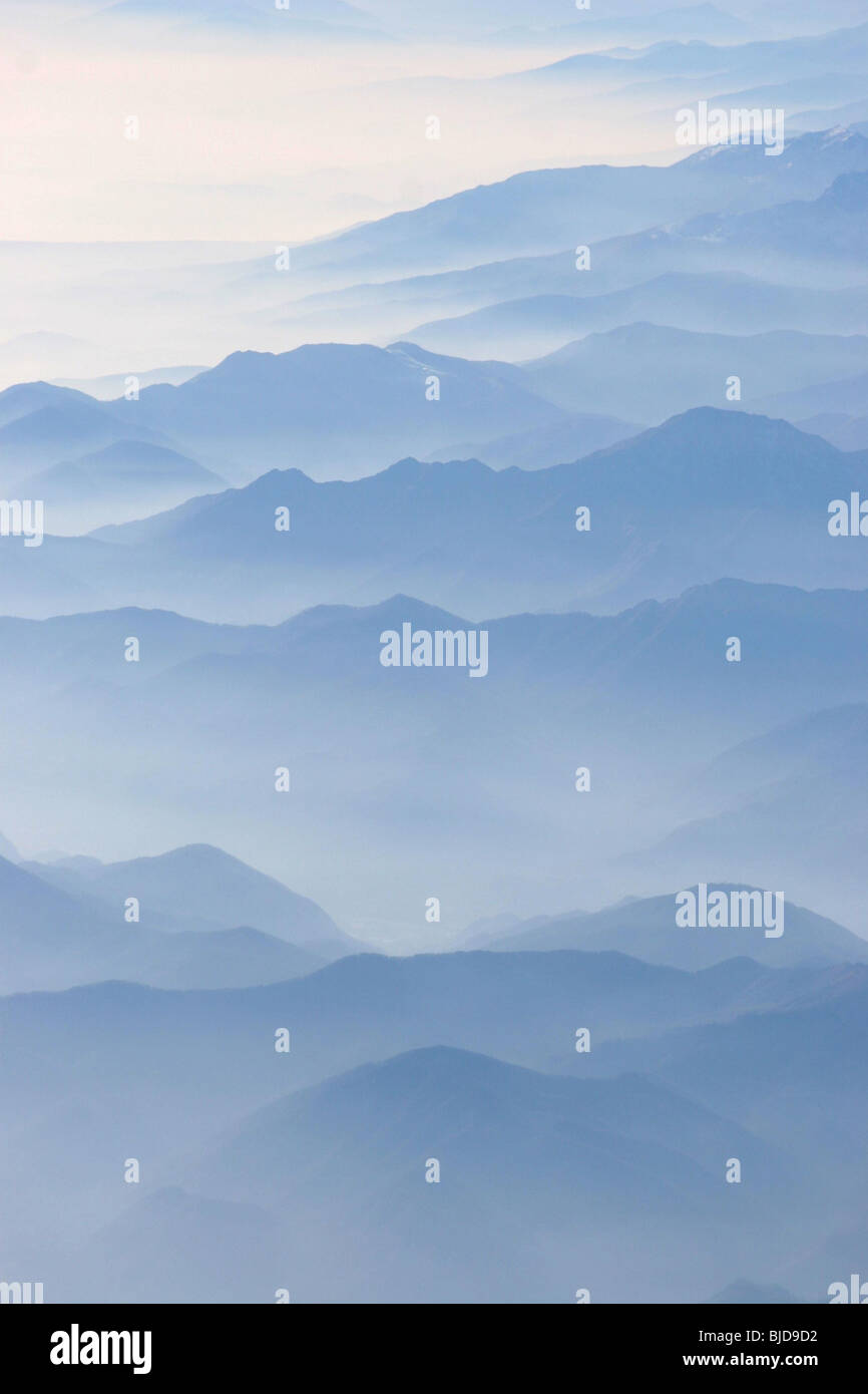 Blue misty mountains hi-res stock photography and images - Alamy