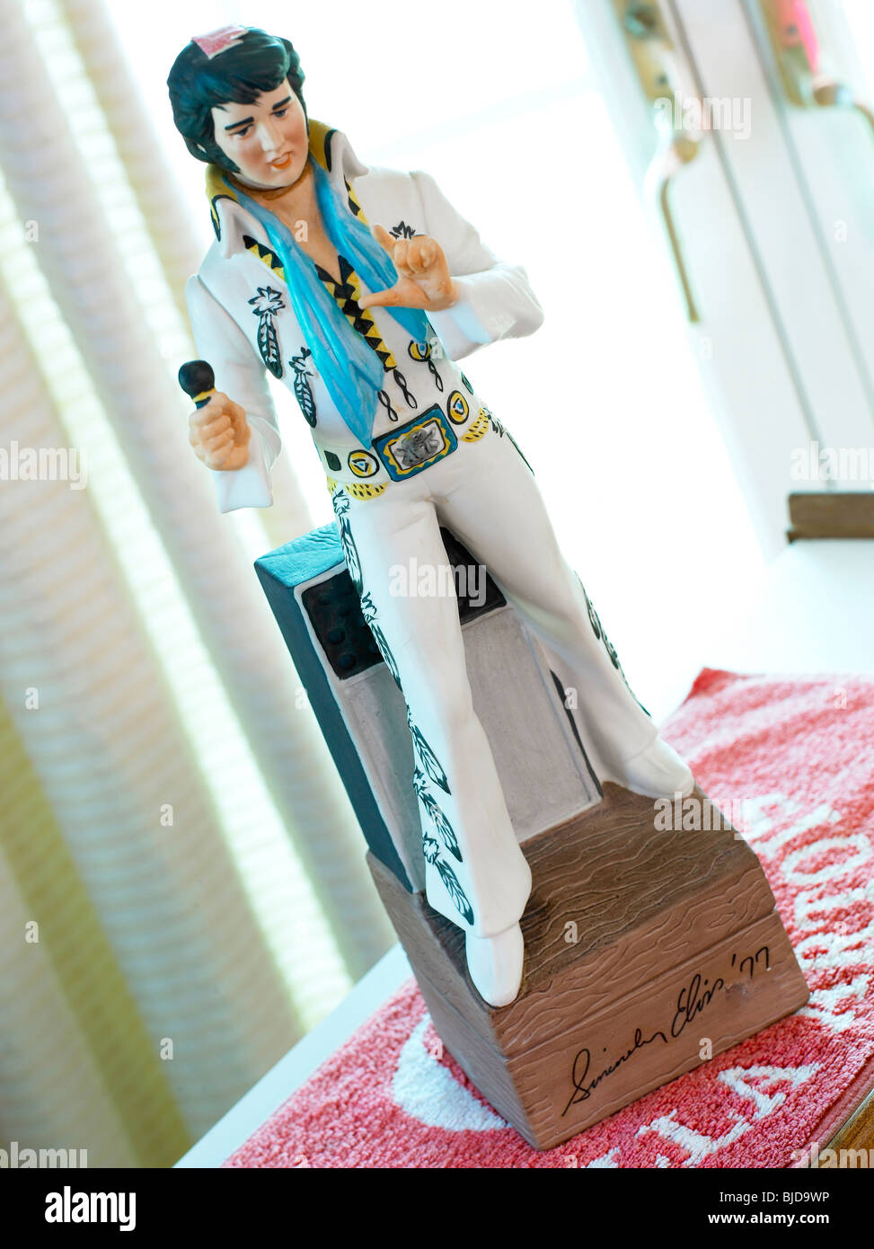 Small Elvis Presley statue in house Stock Photo - Alamy