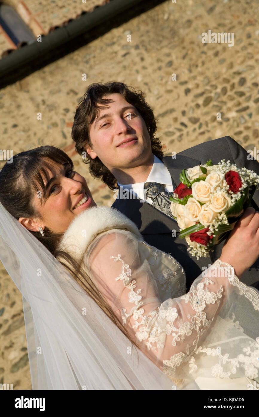 Bride and bridegroom on their wedding day photo shoot Stock Photo - Alamy