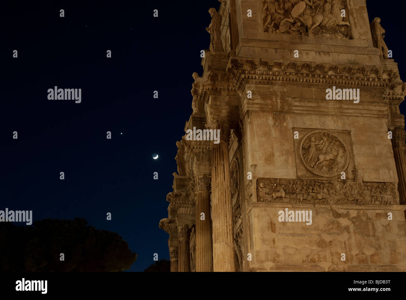 Roman triumphal arch at night Stock Photo - Alamy