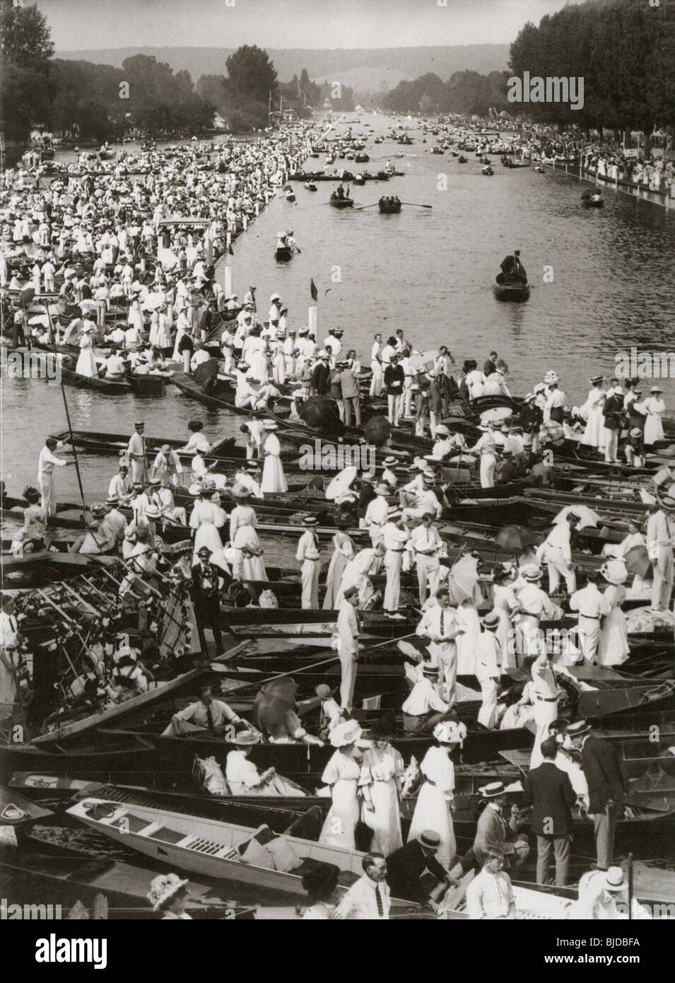 Henley rowing regatta hi-res stock photography and images - Alamy
