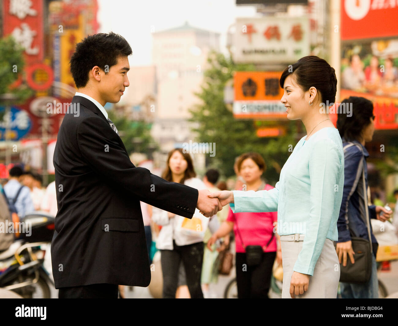 Man and a woman shaking hands Stock Photo - Alamy