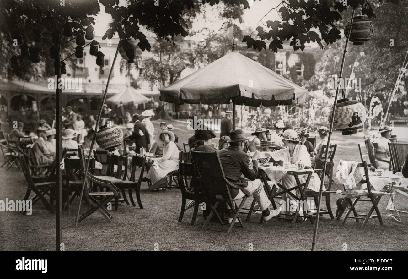 HENLEY REGATTA 1914 - tea on the lawn at Phyllis Court, Henley Stock ...