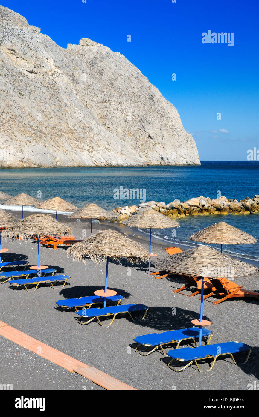 The beach in the town of Perissa on Santorini Island, Greece Stock ...