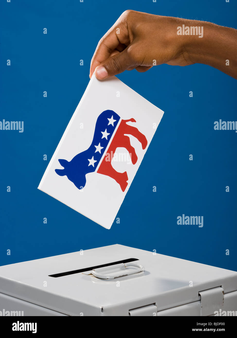 hand casting a ballot Stock Photo - Alamy