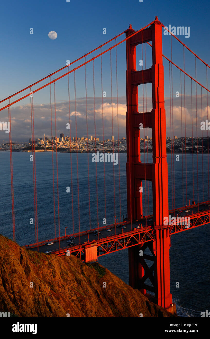 Moon gate bridge hi-res stock photography and images - Alamy