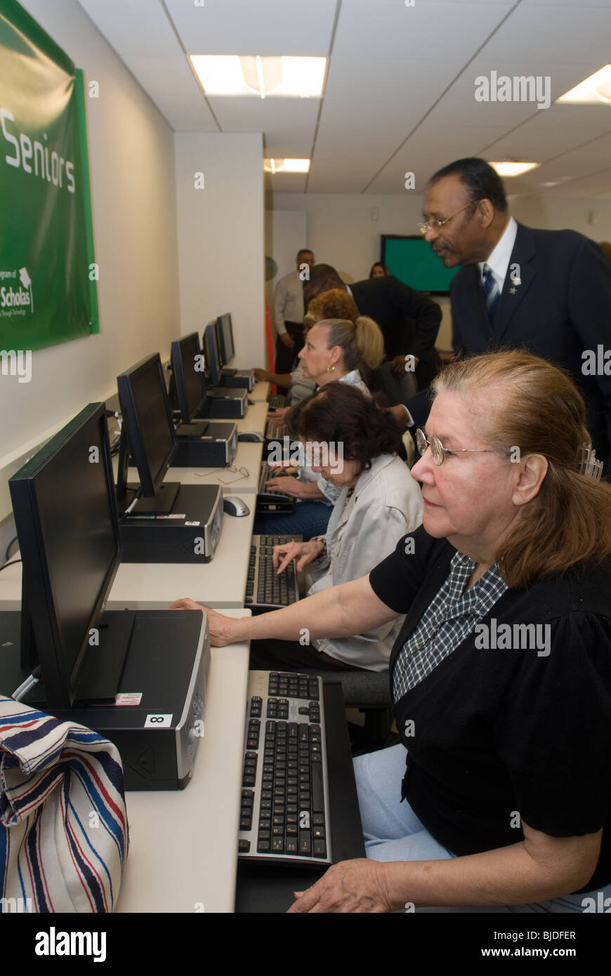 Computer classes pensioners hi-res stock photography and images - Alamy