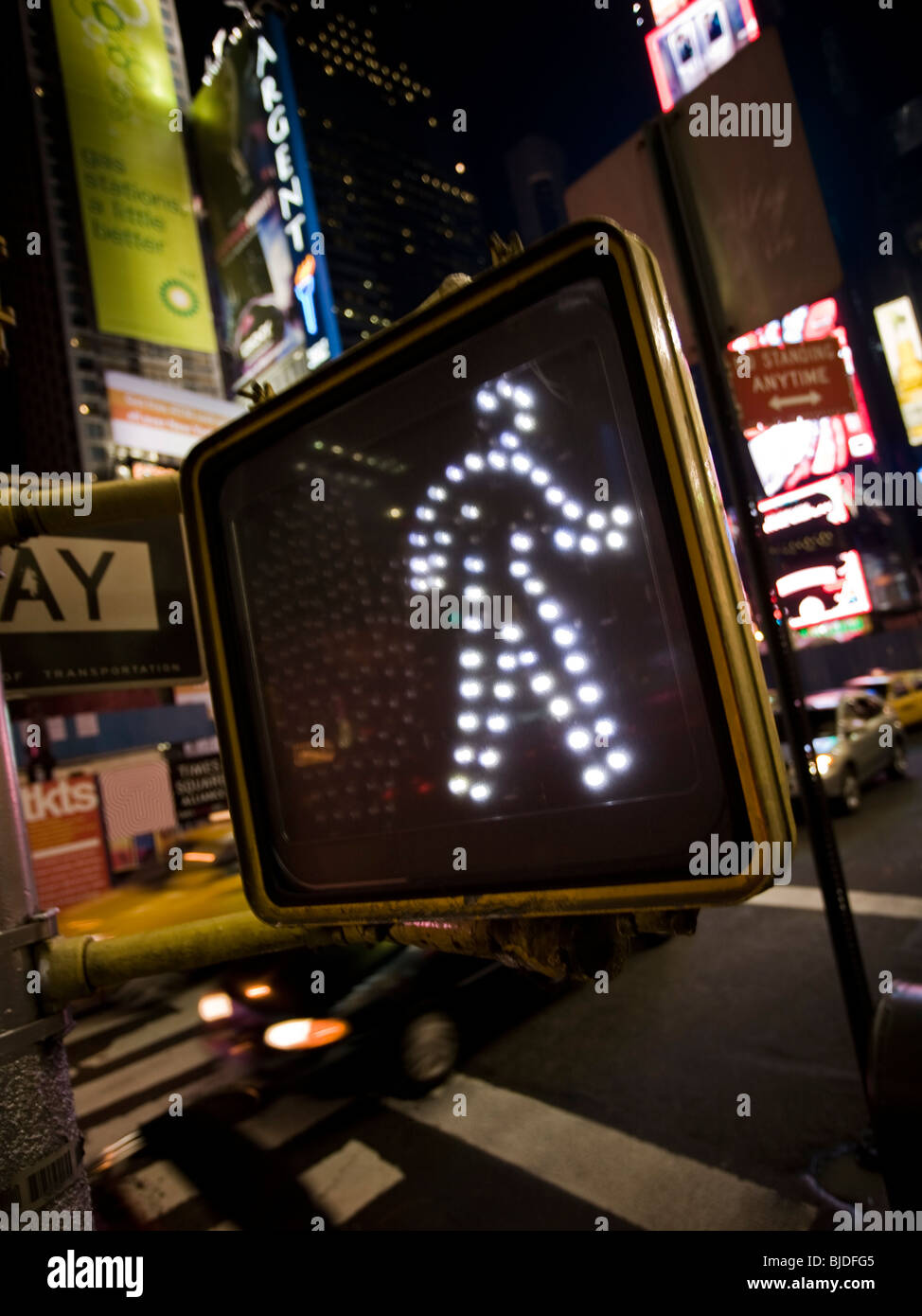 New york pedestrian crossing sign hi-res stock photography and images ...