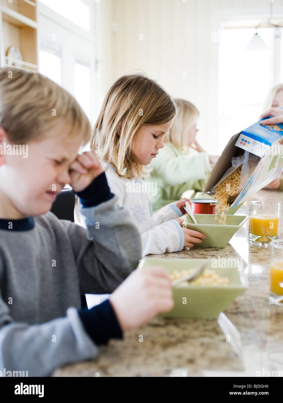 children eating breakfast Stock Photo - Alamy