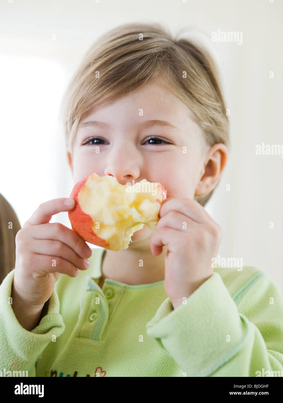 child eating an apple Stock Photo - Alamy