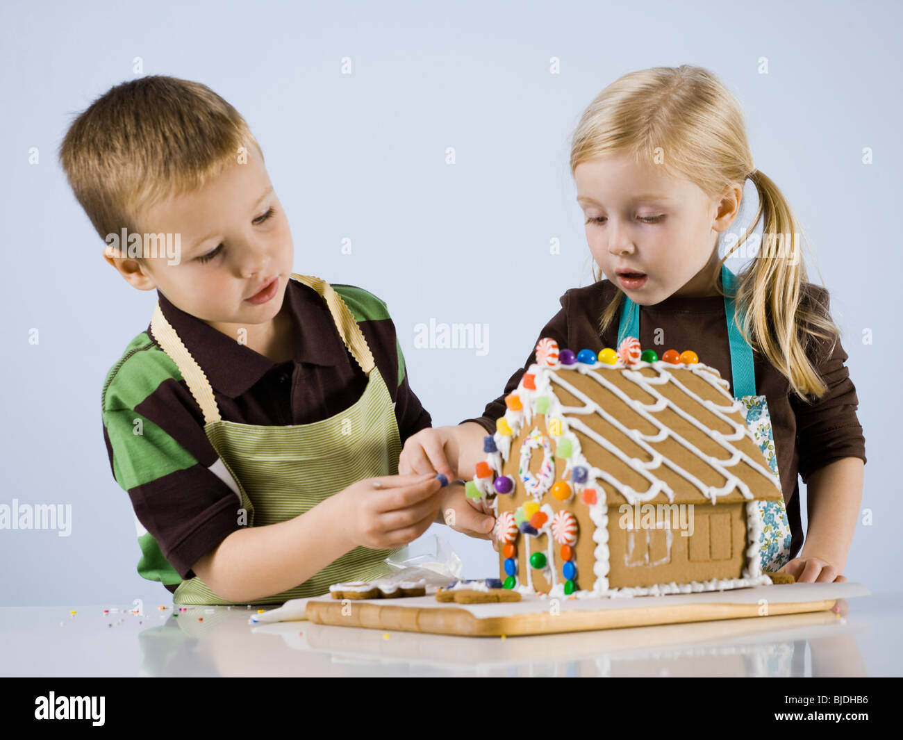 Girls baking cakes hi-res stock photography and images - Alamy