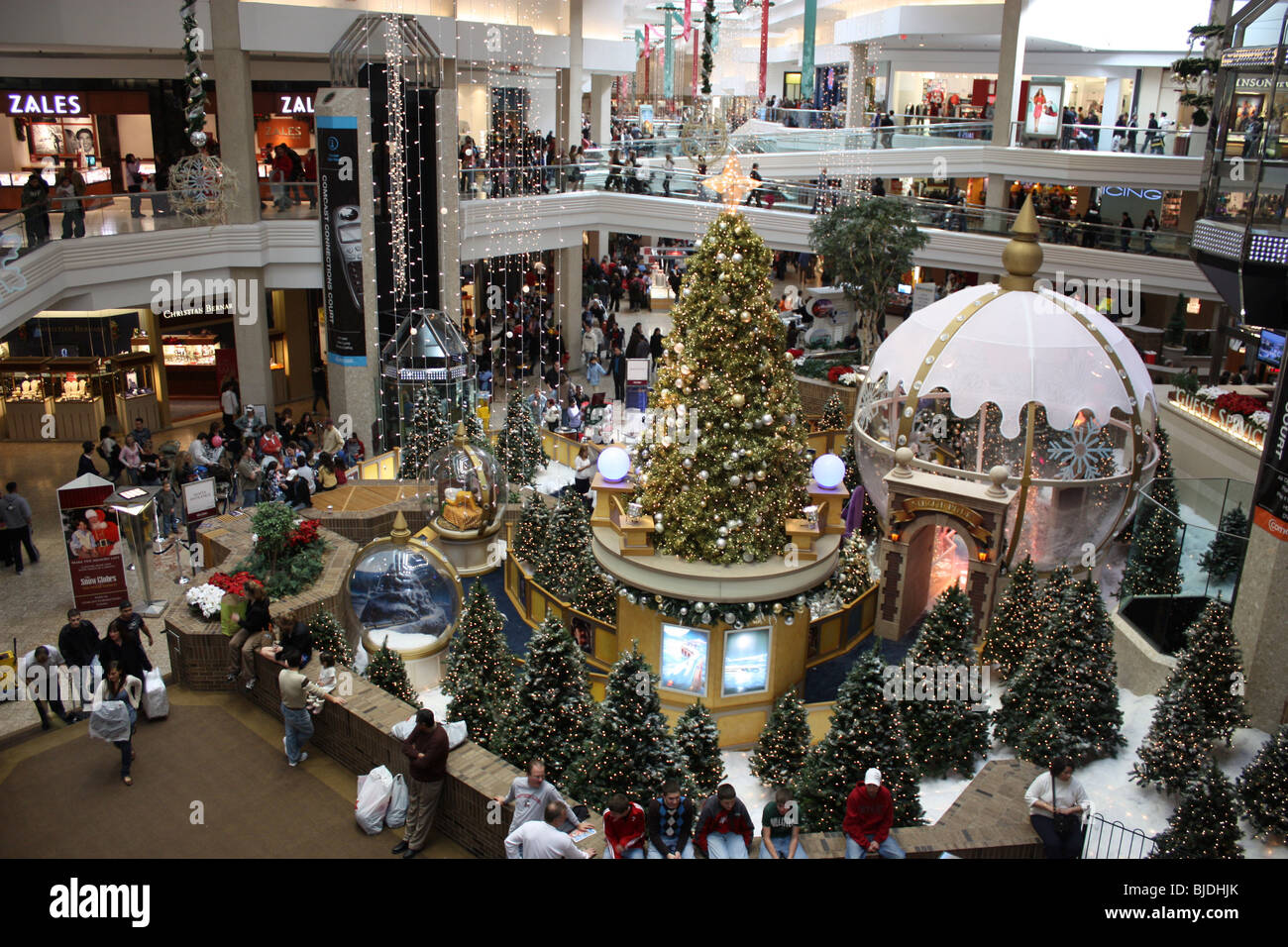 shopping, holiday season shopping USA mall Stock Photo - Alamy