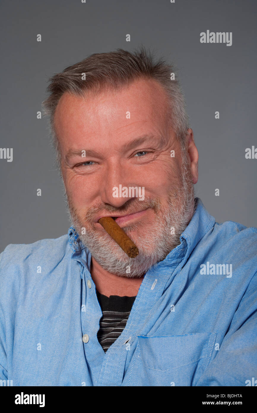 Cigar smoke men hi-res stock photography and images - Alamy