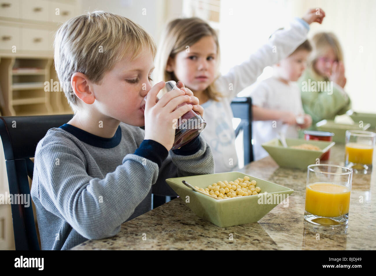 children eating breakfast Stock Photo - Alamy