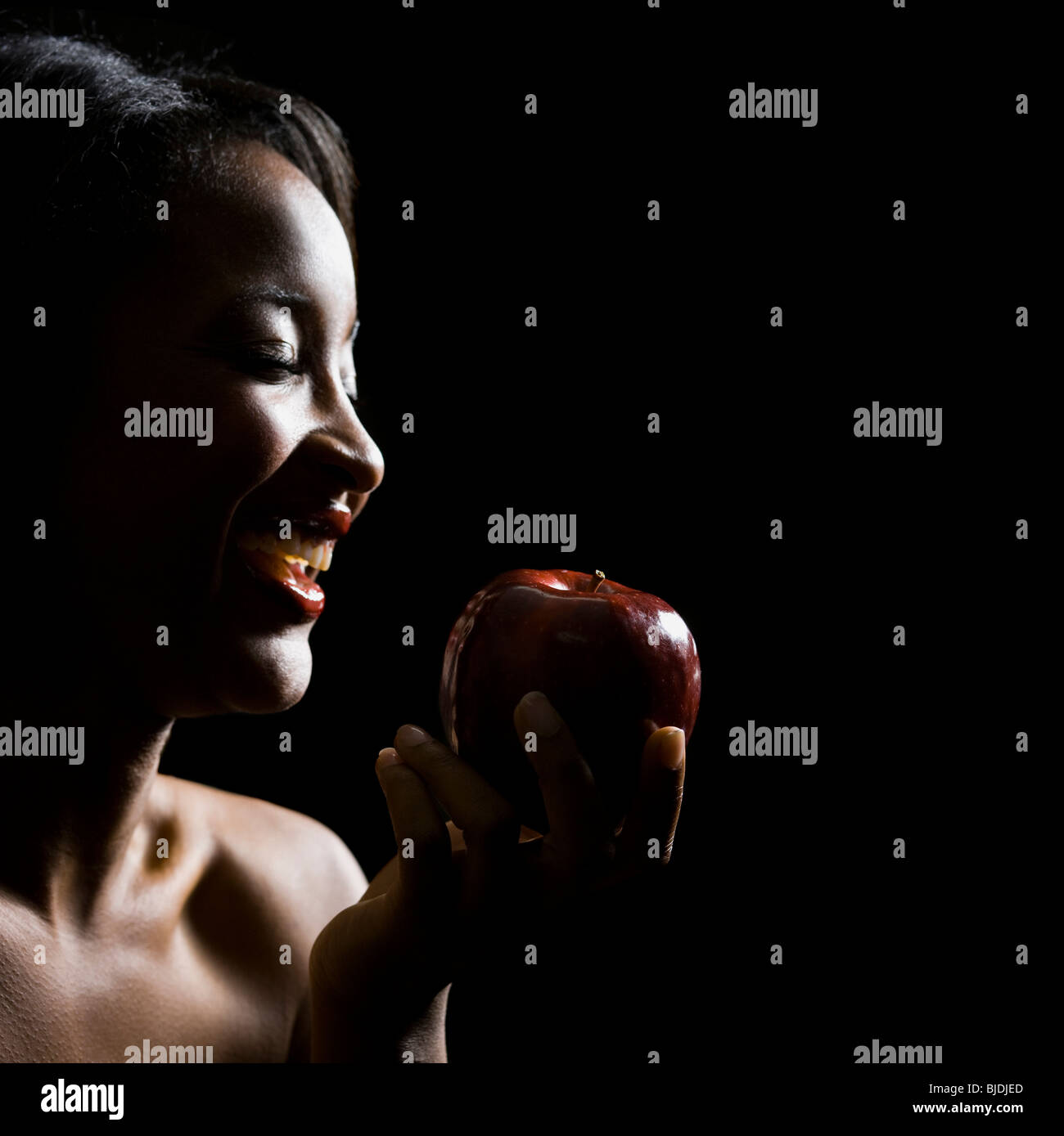 woman eating an apple Stock Photo - Alamy