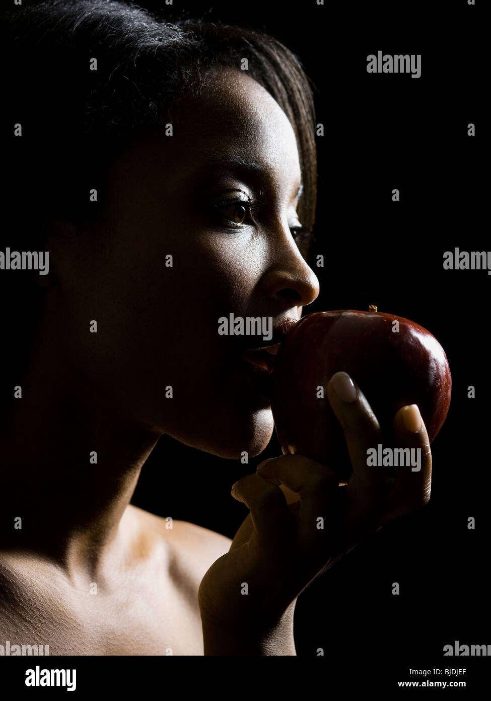 woman eating an apple Stock Photo - Alamy