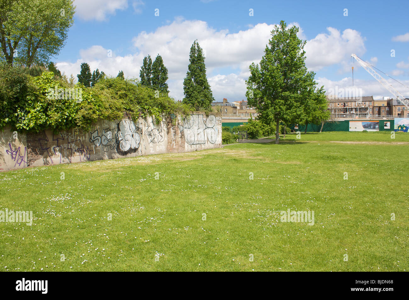 Inner city open park land in the heart of the city of london Stock ...
