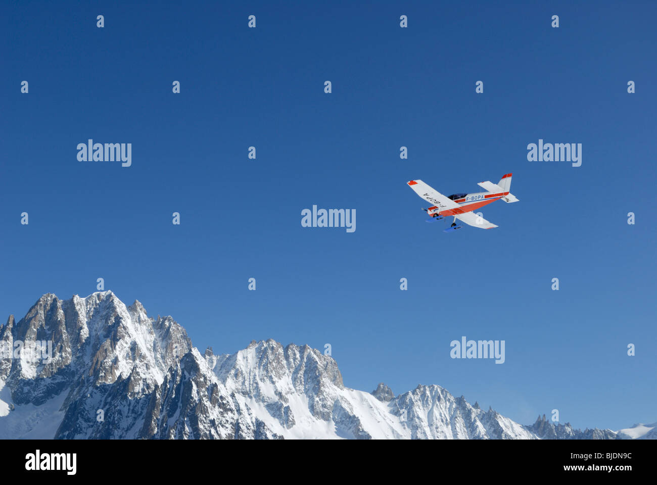 Small aircraft flying above hi-res stock photography and images - Alamy