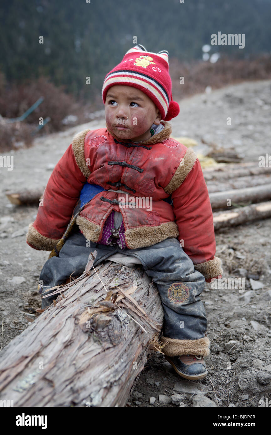 Tibetan child along a mountain path near Songpan, Western Szechuan ...