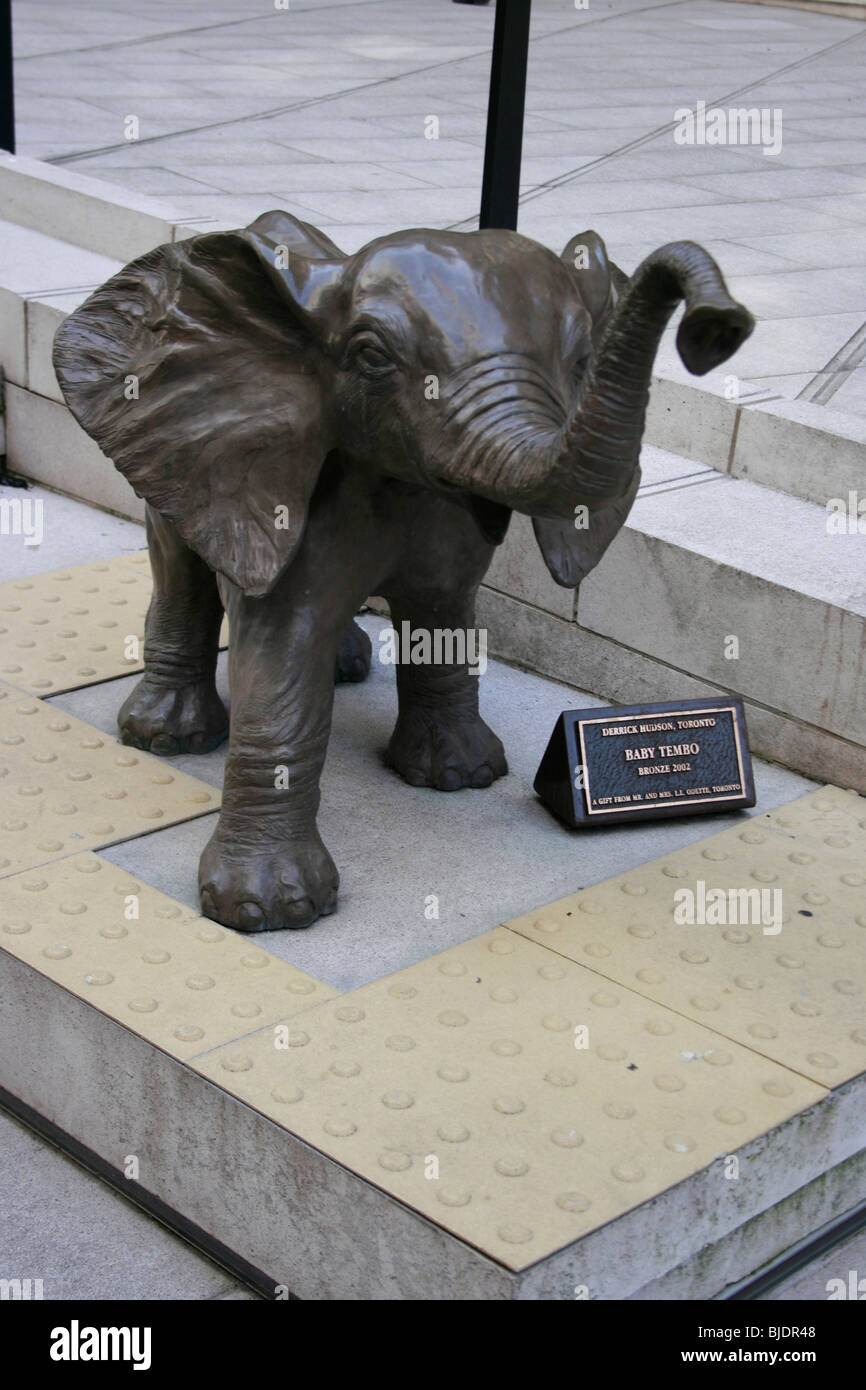 Bronze baby elephant tembo hi-res stock photography and images - Alamy
