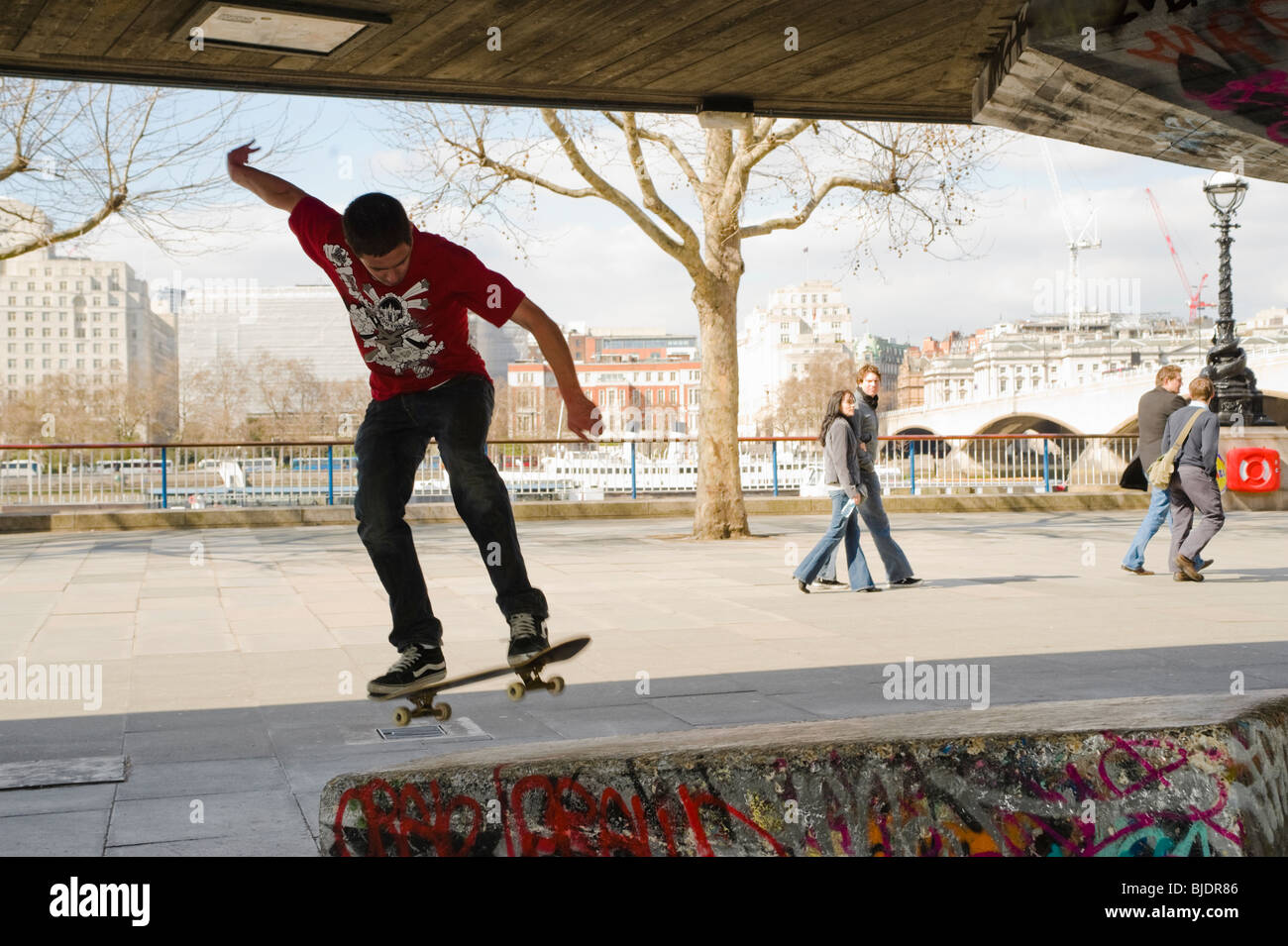 London skate park hi-res stock photography and images - Alamy