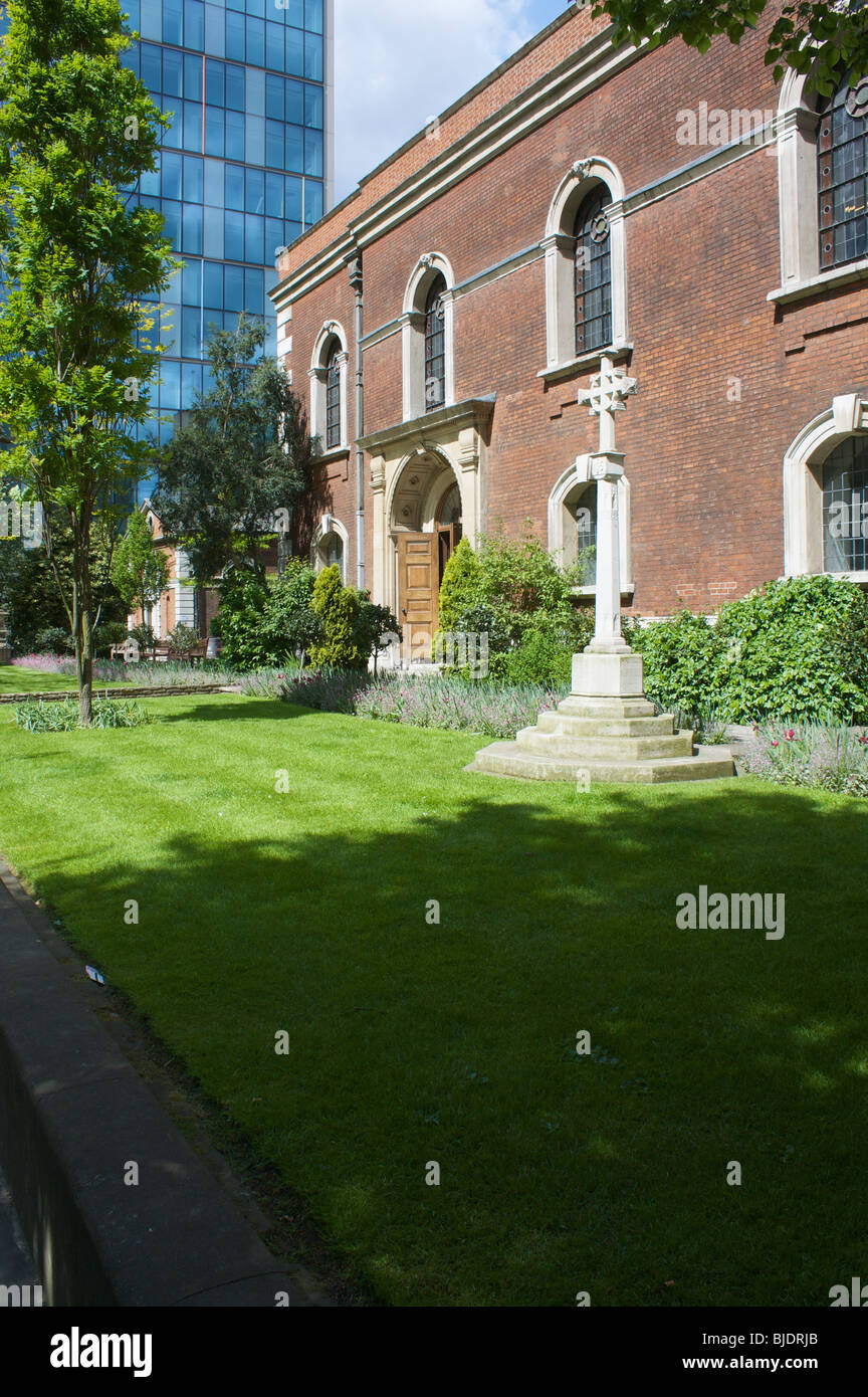 portrait view St Botolph's Church, Aldgate, London in sunshine Stock ...